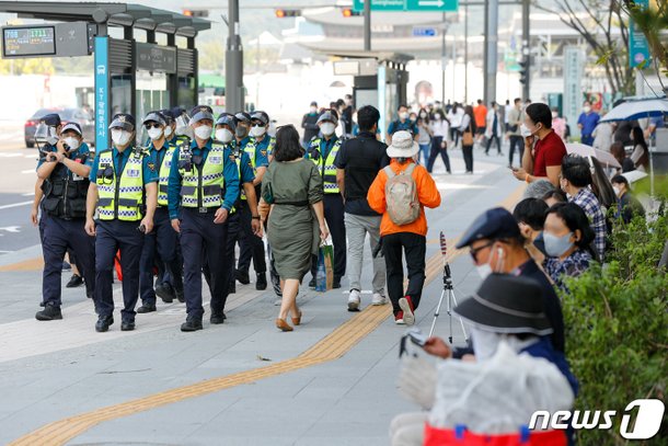 길가에 앉아 야외예배, 이동하는 경찰들 : 네이트 뉴스