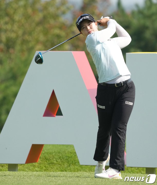 1번홀 티샷하는 임희정 : 네이트 스포츠