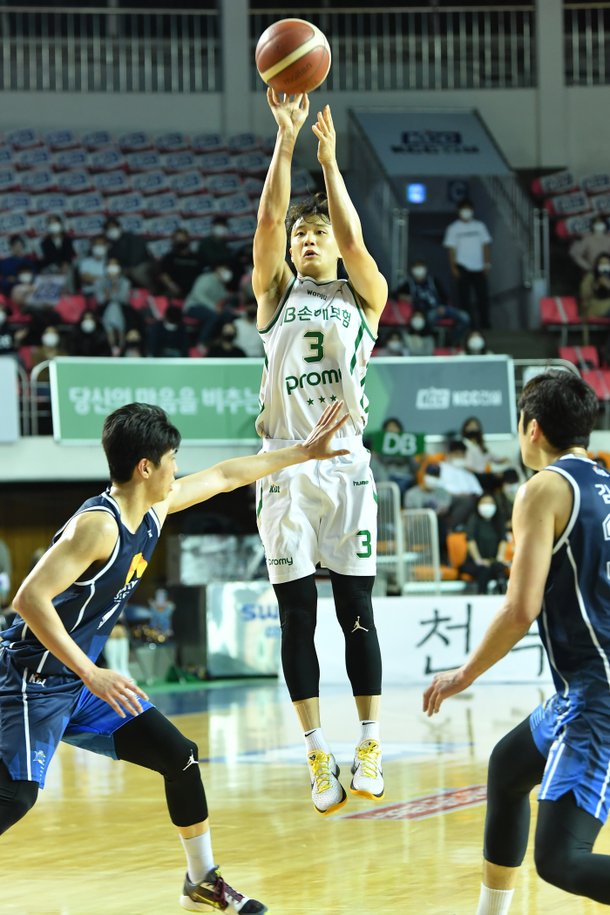 '허웅 23득점' DB, KCC 5연승 저지…공동 선두 도약 : 네이트 스포츠