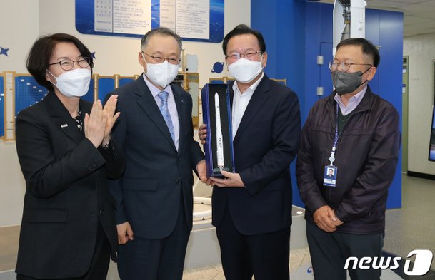 누리호 모형 선물받는 김부겸 총리 : 네이트 뉴스