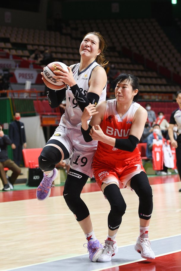 '박지수 32득점' KB, BNK에 진땀승…개막 8연승 질주 : 네이트 스포츠