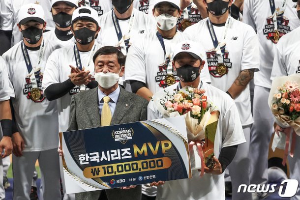 [KS] 19년간 그리던 무대서 MVP로 뽑힌 박경수 "팀 KT가 MVP"(종합) : 네이트 스포츠