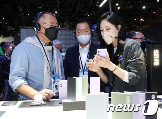 [CES2022]갤럭시 S21 FE 설명 듣는 정의선과 한종희 : 네이트 뉴스