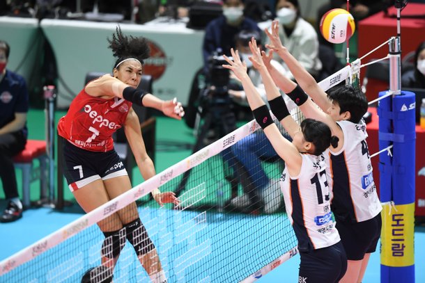 페퍼저축은행, 70일 만에 승리…IBK 꺾고 17연패 탈출 : 네이트 스포츠