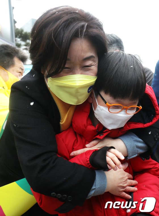 '백허그' 심상정 : 네이트 뉴스