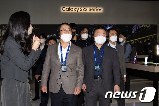 MWC22 삼성전자 부스 찾은 유영상 SKT 사장 : 네이트 뉴스