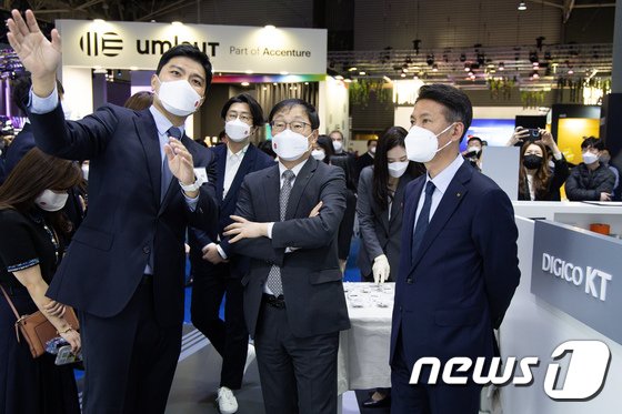 MWC 2022 KT 부스 둘러보는 구현모 KT 대표 : 네이트 뉴스