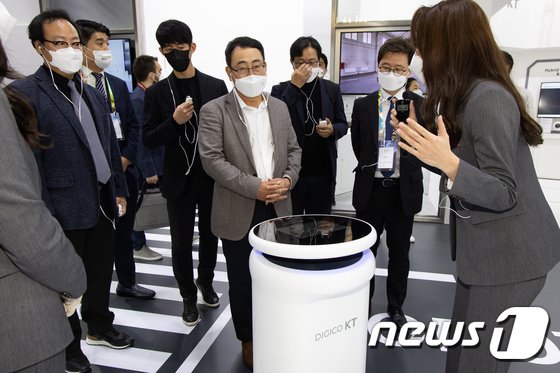 MWC22 KT 전시장 찾은 유영상 SKT 대표 : 네이트 뉴스