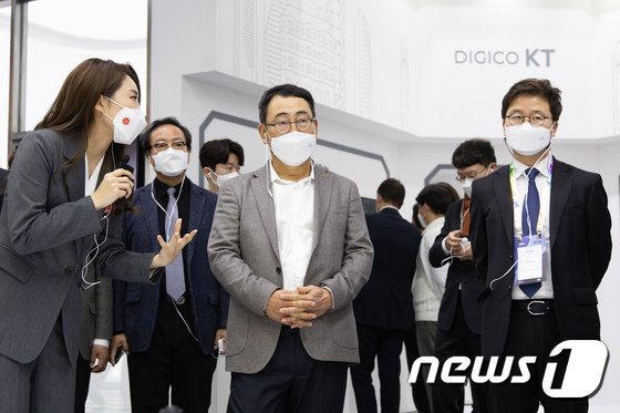 유영상 SKT 대표, MWC22 KT 부스 참관 : 네이트 뉴스