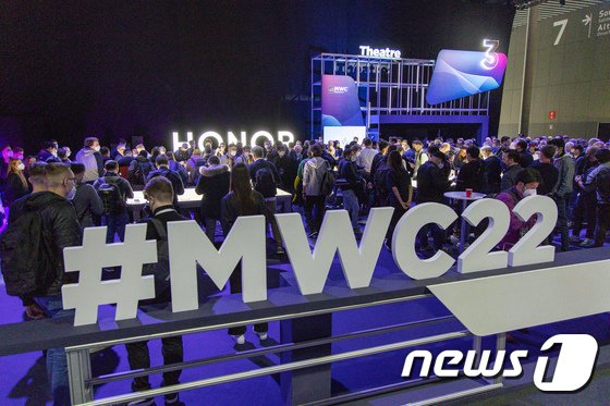 참관객 붐비는 MWC2022 : 네이트 뉴스