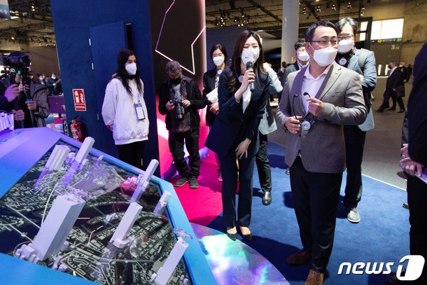 [MWC]SKT, AI 로봇 물류 사업 본격화…유영상 "미래형 로봇에 도전" : 네이트 뉴스