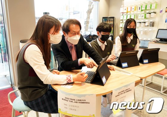 스마트기기 휴대 학습 디벗 배부 현장 찾은 조희연 교육감 네이트 뉴스