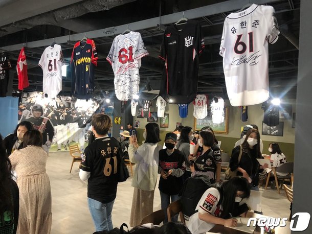 "우리에겐 어떤 레전드보다 최고의 선수"…유한준으로 물든 야구장 : 네이트 스포츠