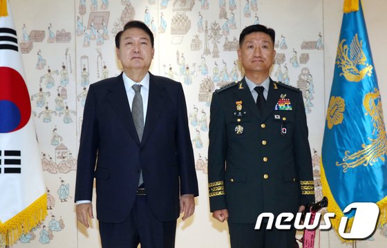 안병석 연합사 부사령관과 기념촬영하는 윤 대통령 네이트 뉴스