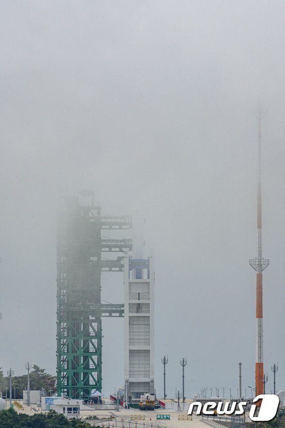 누리호 발사대 기립 완료 '짙은 해무에 갇혀' : 네이트 뉴스