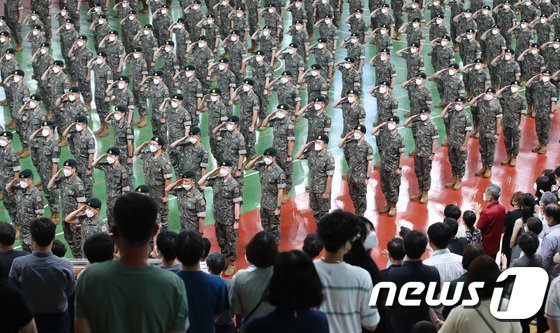 거수 경례하는 장병들 : 네이트 뉴스