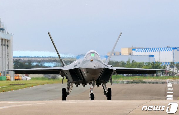 [뉴스1 PICK]국산 초음속전투기 KF-21 첫 시험비행 성공…30여 분간 비행 : 네이트 뉴스