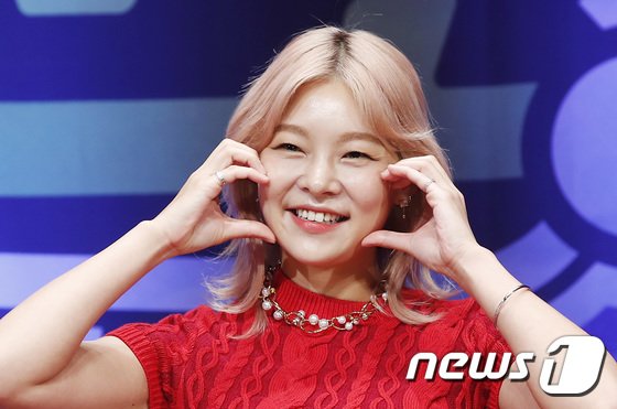 송해나, 앙증맞은 볼하트 : 네이트 연예