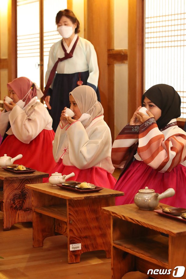 다도 체험하는 말레이시아 예비 한국어 선생님들 : 네이트 뉴스