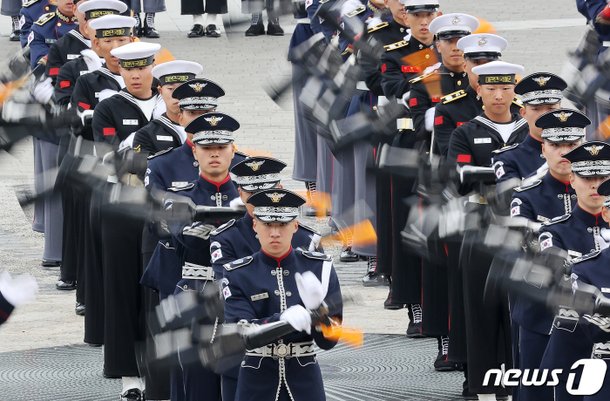 화려한 의장시범 선보이는 통합의장대 : 네이트 뉴스