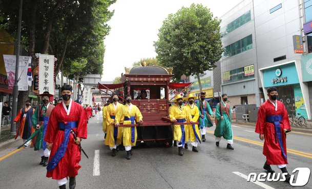 팔달문 지나가는 정조대왕 능행차 행렬 : 네이트 뉴스