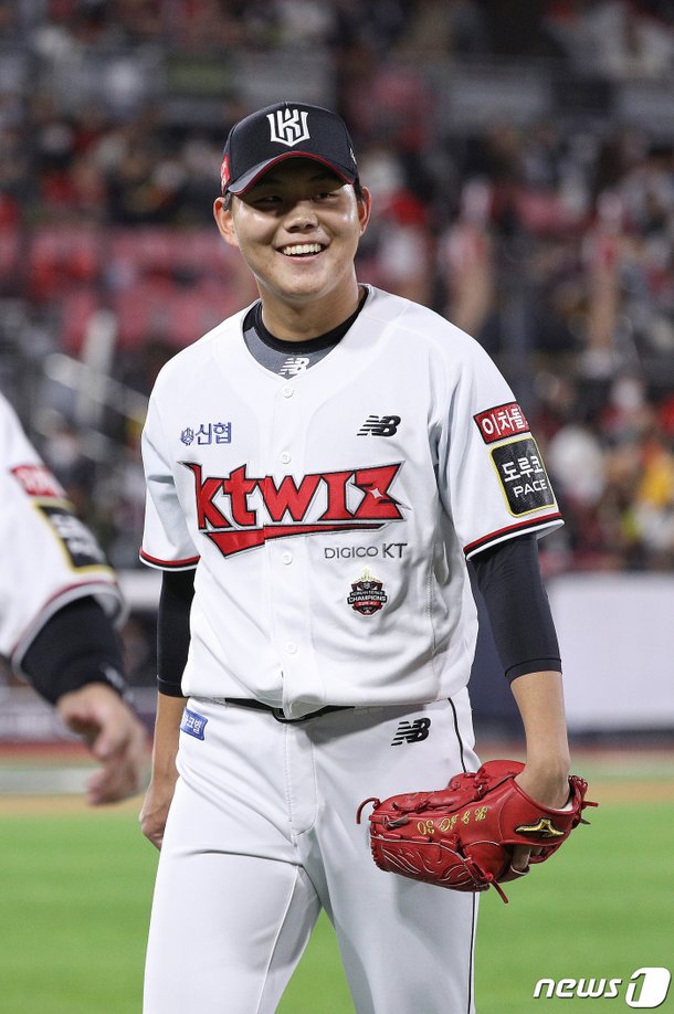 [WC1] KT 승리 수훈갑 소형준 "준PO 땐 멋진 세리머니 보여줄 것" : 네이트 스포츠