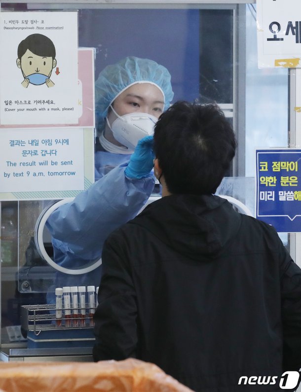 코로나 환자 일주일 전보다 배 이상 늘었다…신규확진 3만3248명 네이트 뉴스
