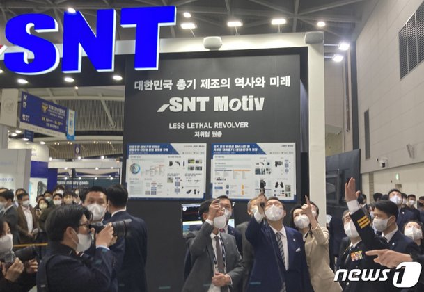 STRV9 저위험 권총 체험하는 윤석열 대통령 : 네이트 뉴스