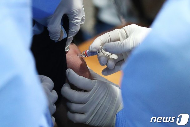 노인 3명 중 2명 독감 백신 접종…어린이·임신부 등 841만명 마쳐 네이트 뉴스