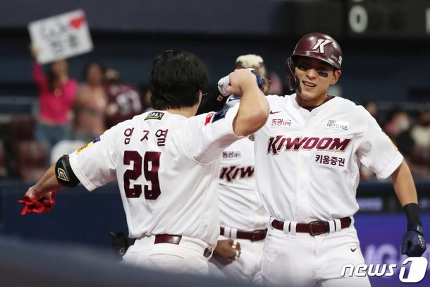 [PO3] '임지열-이정후 백투백 홈런' 키움, KS 진출까지 1승 남았다 : 네이트 스포츠