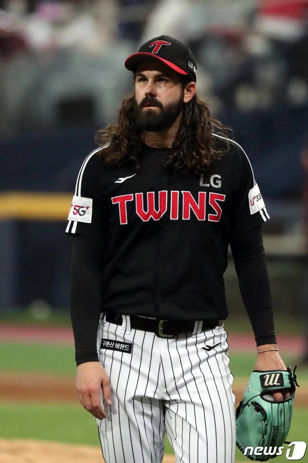 PO4차전, 5이닝 2실점 기록한 LG 선발 켈리 : 네이트 스포츠