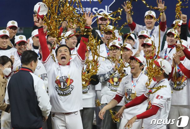 [SSG 우승] '최고령 KS MVP' 김강민 "내년에도 SSG맨, 몸이 허락할 때까지 뛴다" : 네이트 스포츠