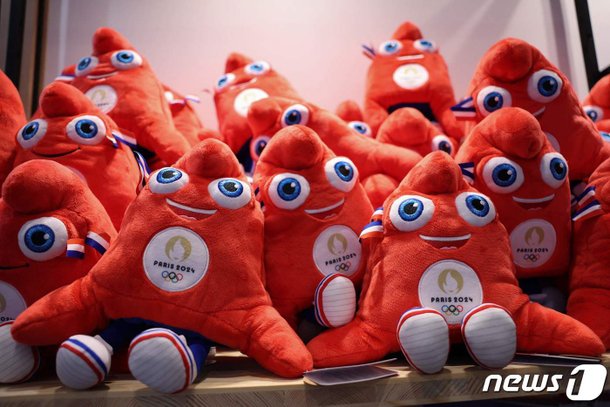 '혁명' 상징하는 파리올림픽 마스코트 인형, 알고 보니 대부분 중국산 : 네이트 뉴스