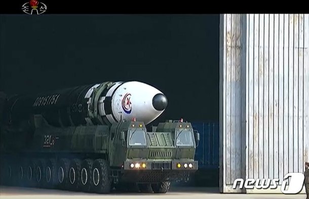北, ICBM '화성포-17'형 발사 '드라마'처럼 연출해 TV로 방영 : 네이트 뉴스