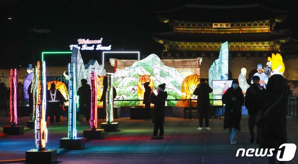 광화문광장에서 열린 '2022 서울 빛초롱'과 '서울라이트 광화' : 네이트 뉴스