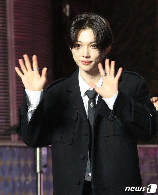 필릭스 만찐남의 심쿵 손 인사 네이트 연예