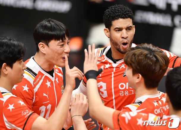 '산타나 23점' IBK, 도로공사 셧아웃 완파…OK금융, KB손보 제압(종합) : 네이트 스포츠