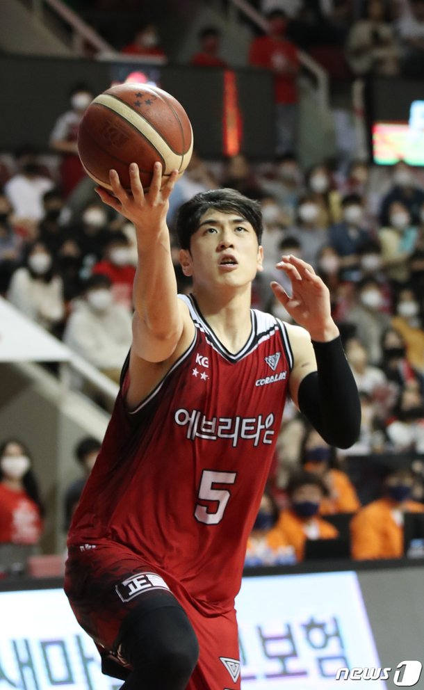 선두 KGC, KCC 잡고 2연승…KT는 가스공사에 4연패 안겨 : 네이트 스포츠