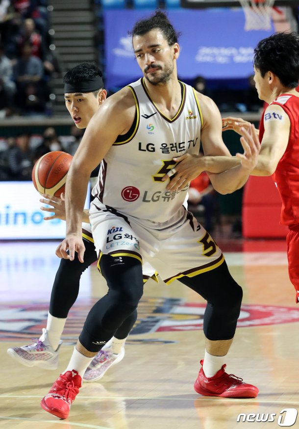 '마레이+이관희 44점 합작' 2위 LG, 3위 SK 꺾고 3연승 질주 : 네이트 스포츠