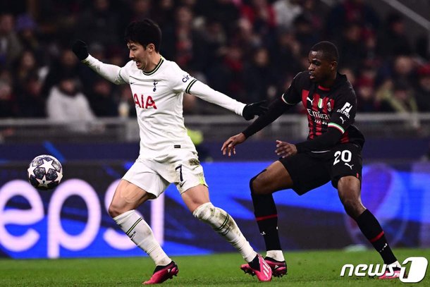 UCL 16강전서 AC밀란의 칼룰루 따돌리는 손흥민 : 네이트 뉴스