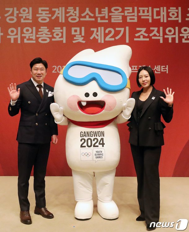 마스코트 '뭉초'와 함꼐하는 진종오·이상화 공동 위원장 : 네이트 스포츠