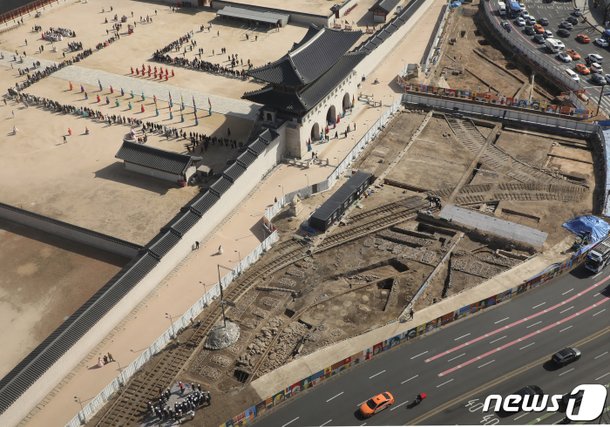 광화문 앞 역사의 단면 공개 : 네이트 뉴스