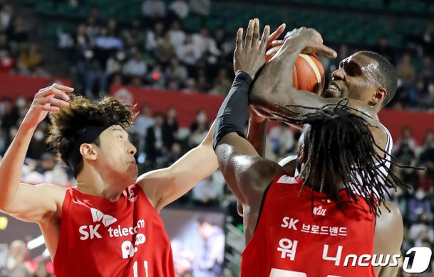 15점 차 열세 뒤집은 SK, 4강 PO까지 1승 남았다…KCC에 2연승 : 네이트 스포츠