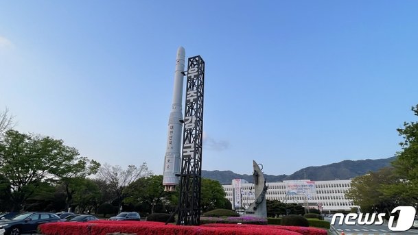 "우주강국" 경남도청 정문에 누리호 모형 우뚝 : 네이트 뉴스