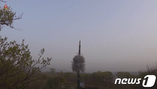 '콜드 론치'로 발사되는 '화성-18형'…北, 다양한 각도의 영상 공개 : 네이트 뉴스