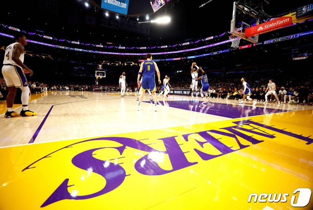 '데이비스+제임스 46점 합작' 레이커스, GSW 꺾고 PO 2R 2승째 : 네이트 스포츠