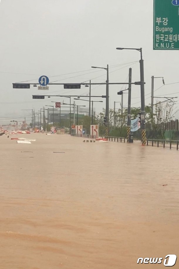 물에 잠긴 도로 : 네이트 뉴스