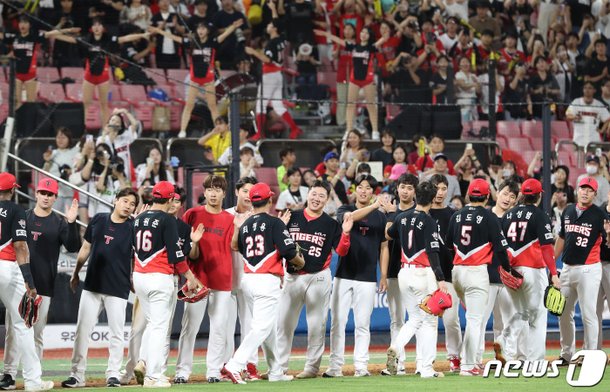 KIA, 751일 만에 8연승으로 4위 도약…상위권 LG·KT·SSG 나란히 연패(종합) : 네이트 스포츠