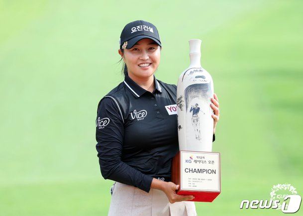 요진건설, '259전 260기' KLPGA 서연정에 우승 축하금 전달 : 네이트 스포츠