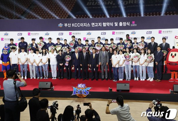 기념 촬영하는 KCC이지스와 BNK 썸 : 네이트 뉴스